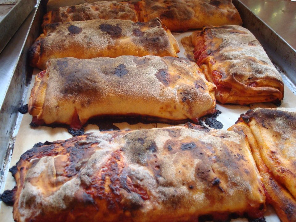 Scacce di Modica, con pomodoro, prezzemolo o basilico e caciocavallo ...