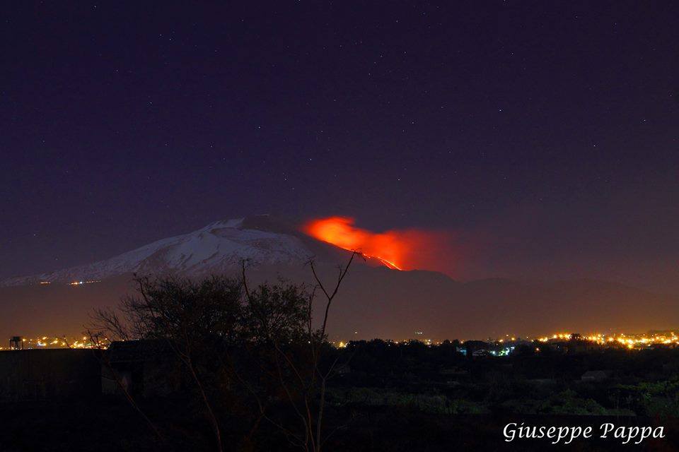 Eruzione Etna: nube di cenere lavica dal cratere, colata alimentata - Siciliafan