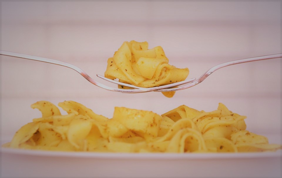 Pasta con le patate allo zafferano, la ricetta siciliana con una marcia ...