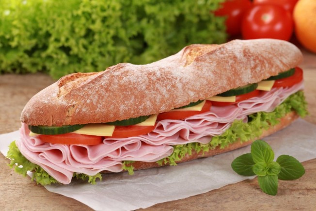 Turisti si lamentano per un panino, aggrediti dal ristoratore
