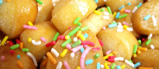 La pignolata siciliana, il dolce al miele del Carnevale