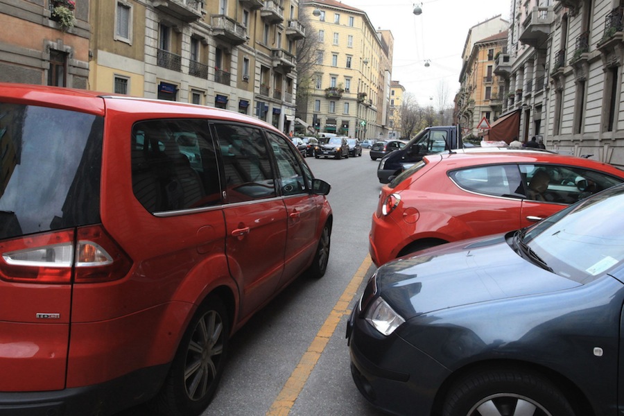 Parcheggi spesso in doppia fila? Rischi più di multa e rimozione ...