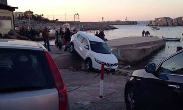 Isola: scambia banchina per strada, auto giù dal molo FOTO - Siciliafan
