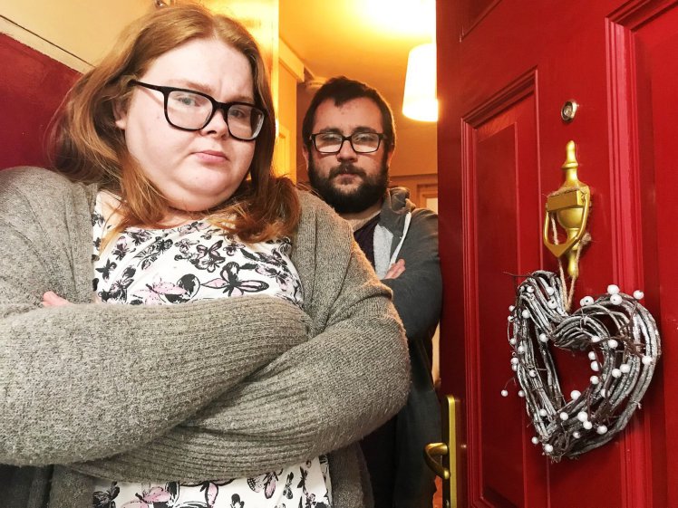 A questa coppia è vietato appendere addobbi di Natale: ecco perché ...