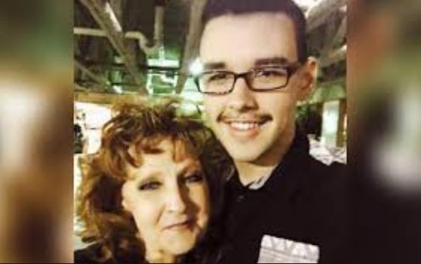 Lui ha 19 anni, lei 72: si innamorano e si sposano dopo poche settimane ...