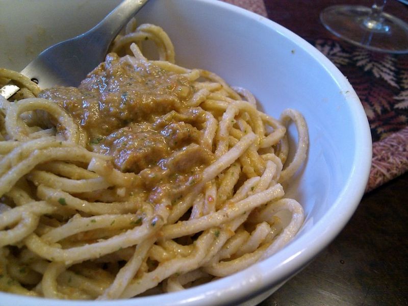 Pasta cu l'agghia, la ricetta siciliana del pesto alla trapanese ...
