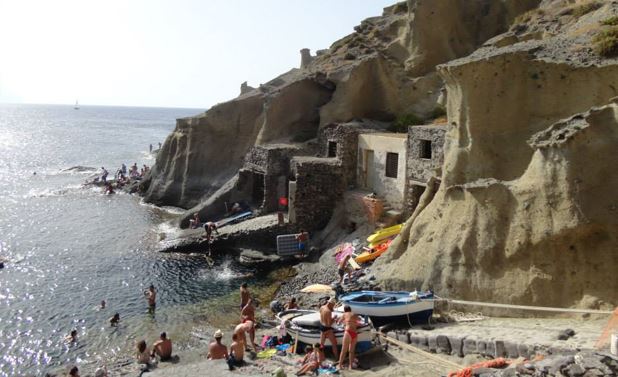 L'unica spiaggia-paese d'Italia si trova a Salina: è Pollara - Siciliafan