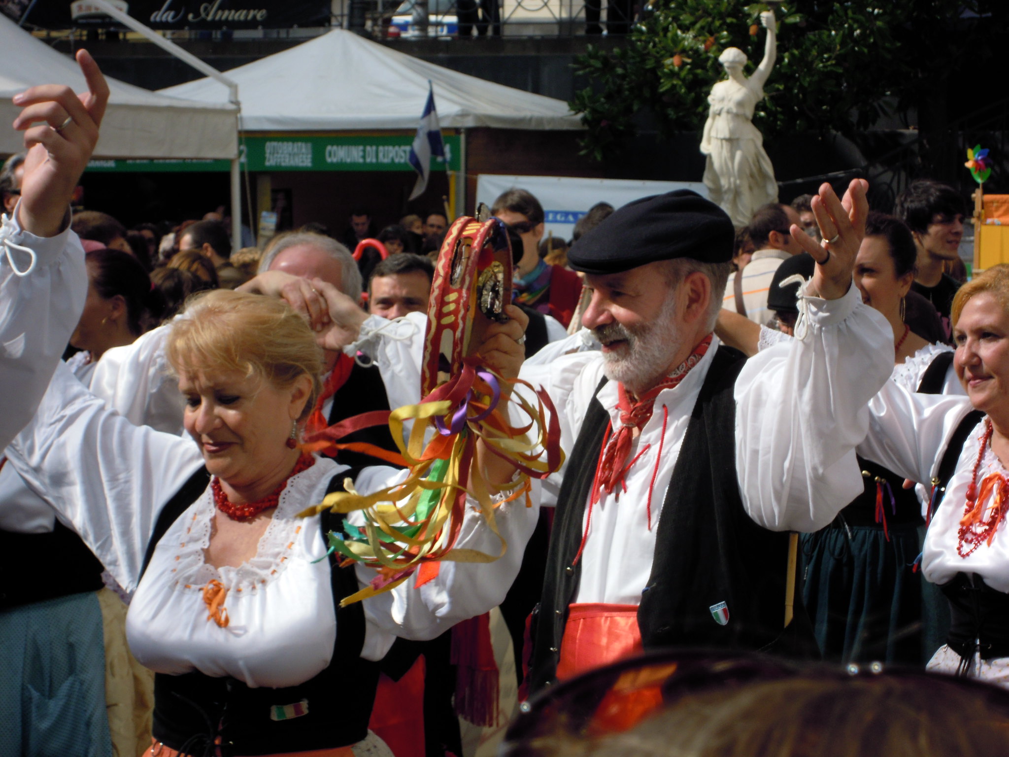 Tarantella, ritmo e tradizione di tutto il Sud: come è nata e perché si ...