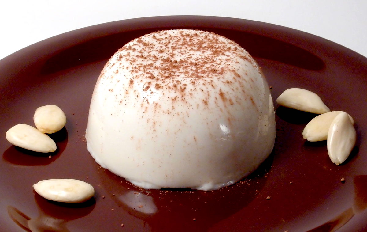 Biancomangiare: storia e ricetta del dolce siciliano più candido ...