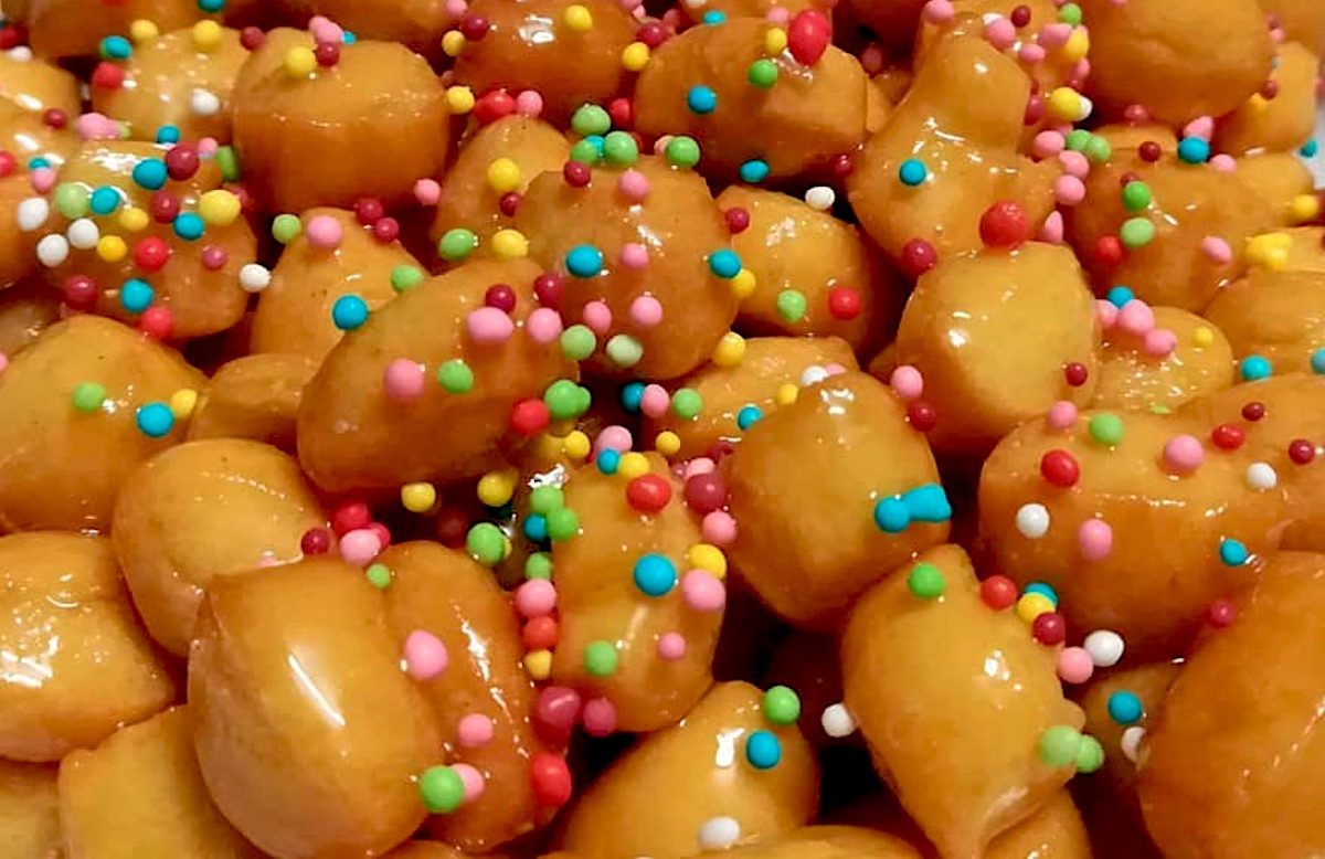 Pignolata al Miele, la dolce ricetta delle Feste - Siciliafan