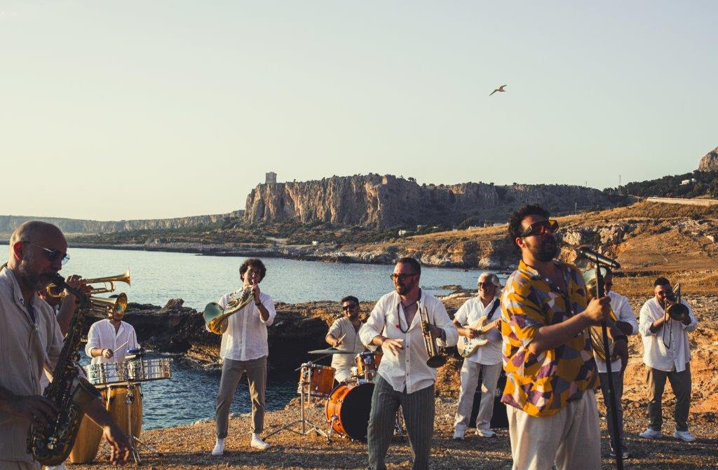 "La Vida" degli Ottoni Animati: dalle scogliere di Màkari il tormentone ...