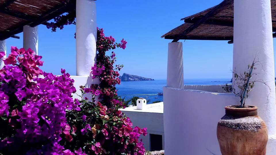 Tuffi da favola: a Stromboli il mare ha il colore dello zaffiro ...
