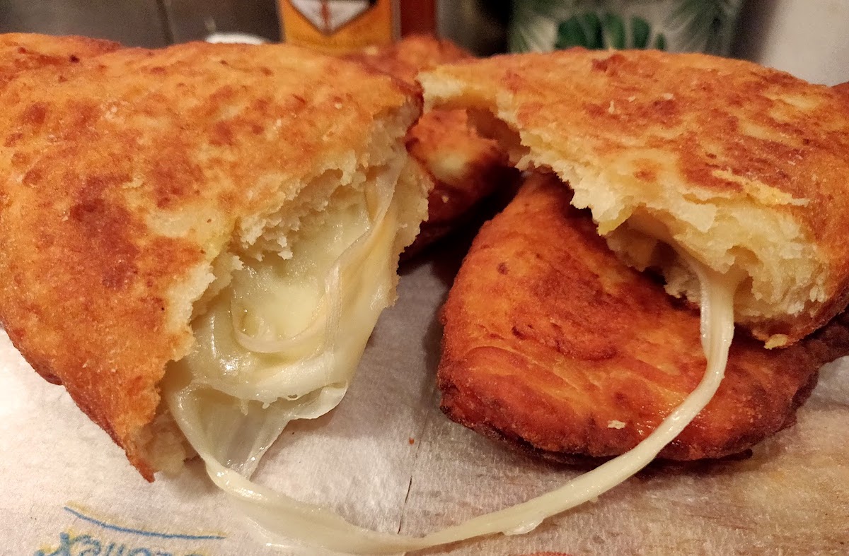 Calzoni di patate, ricetta con un cuore filante: uno tira l'altro ...