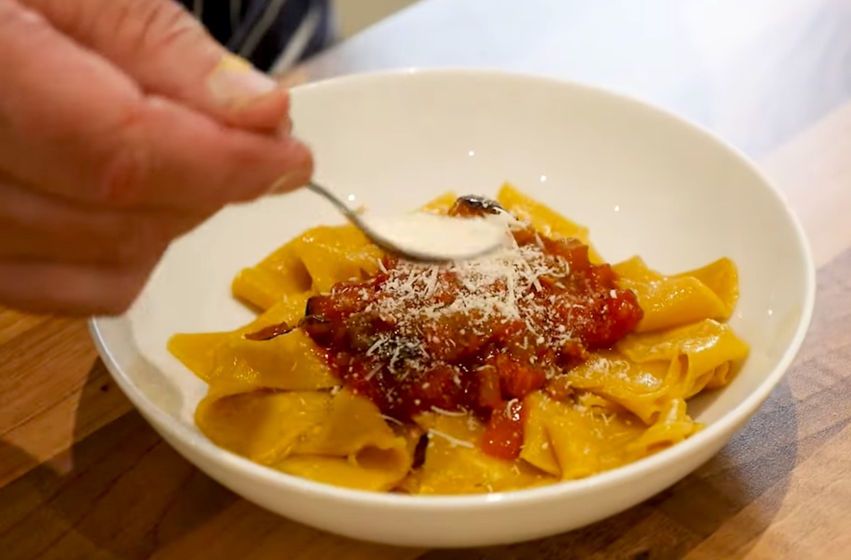 Dalla Sicilia a Londra: così Luigi, 84 anni, prepara la Pasta con la ...