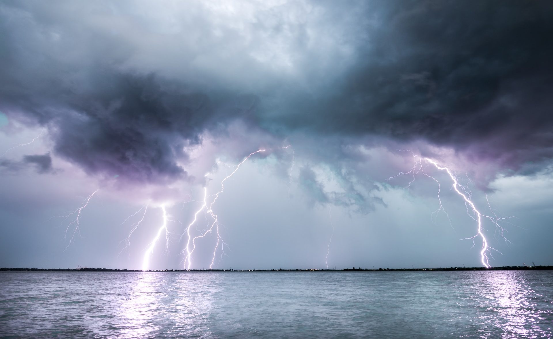 Uragano mediterraneo colpisce l'Italia: possibili temporali in Sicilia ...