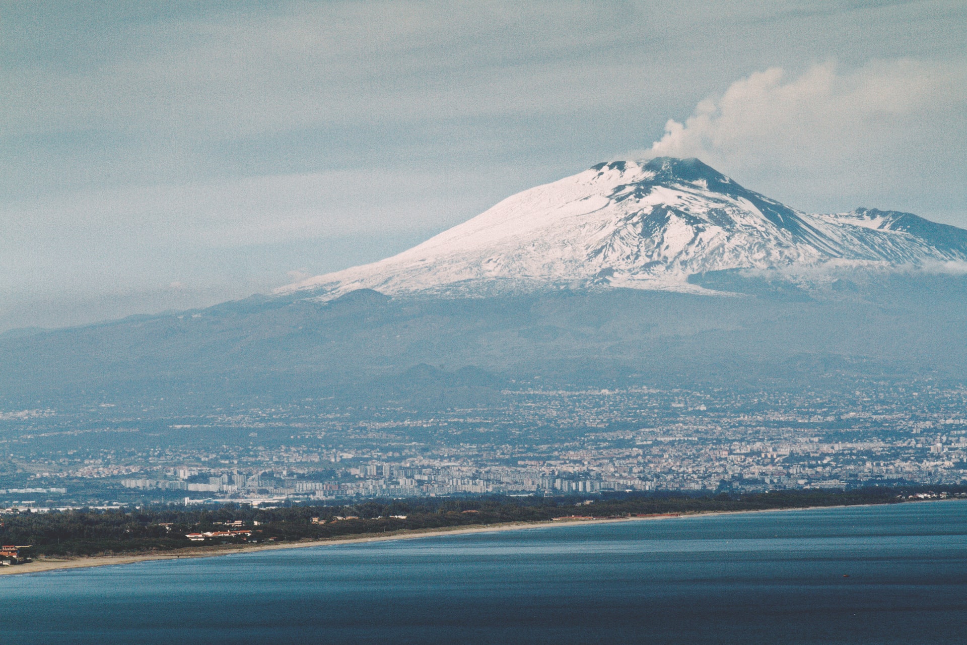 Etna, sua Maestà: in Sicilia c'è il vulcano attivo più grande d'Europa