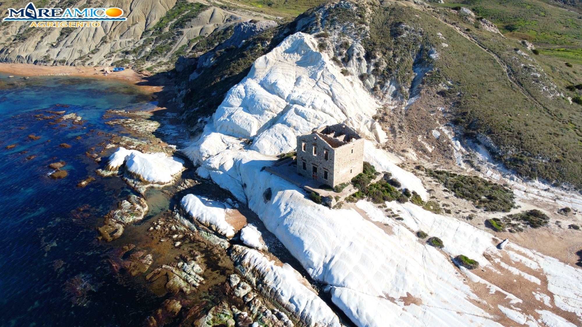 Pericolo a Punta Bianca: rischia di crollare l'ex caserma sulla scogliera