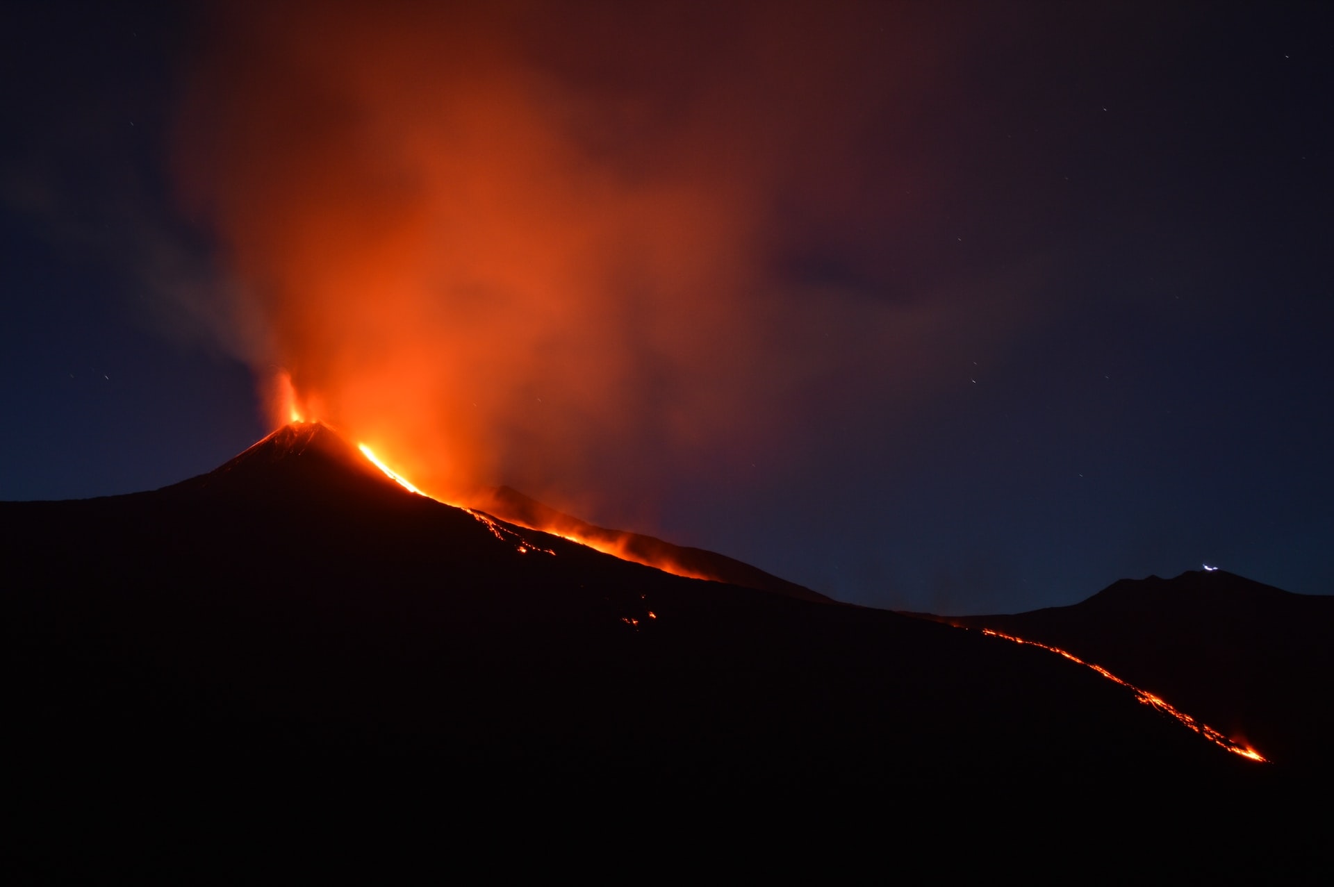 Etna, nuova colata lavica verso la Valle del Leone: gli aggiornamenti