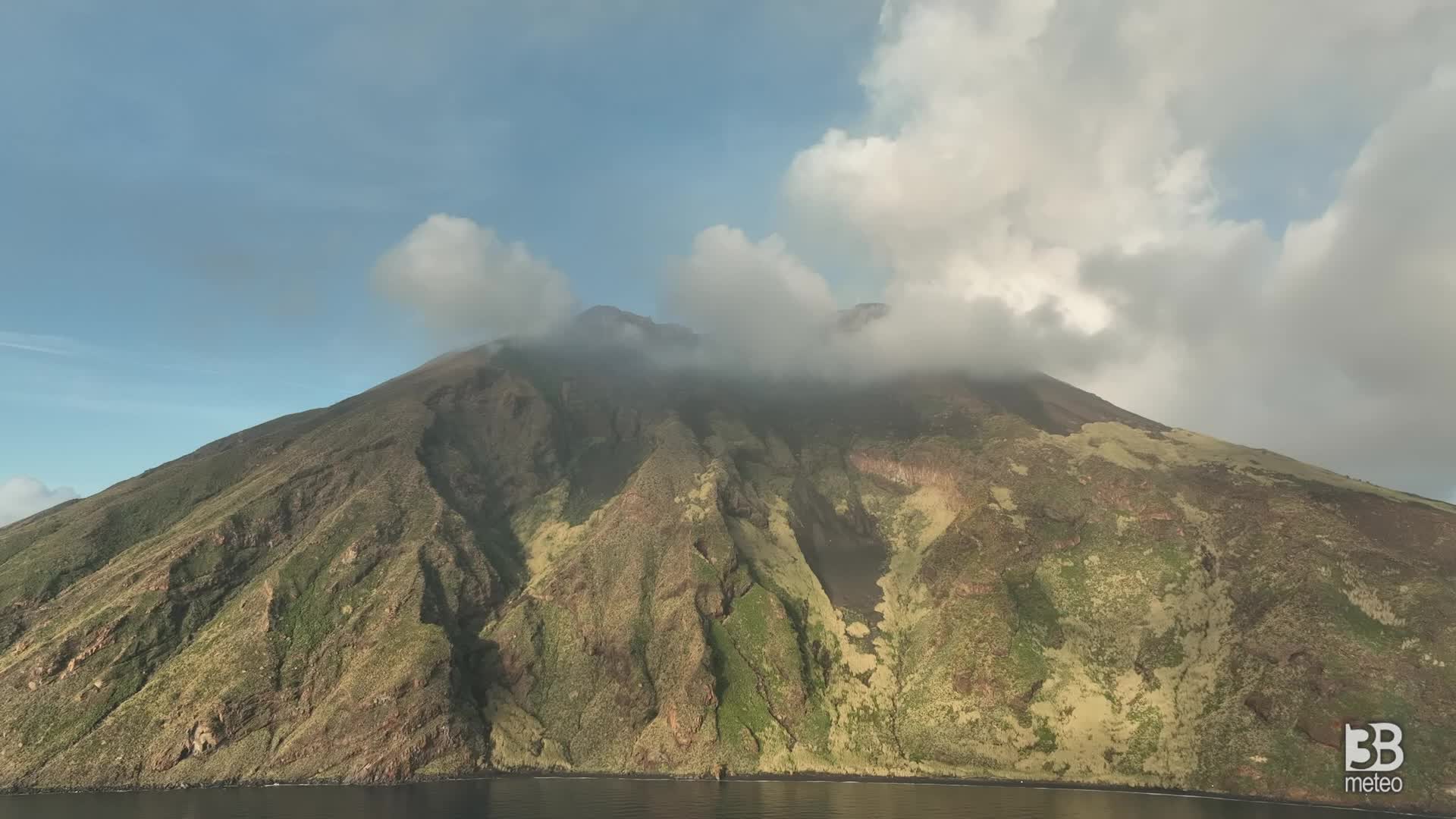Stromboli, allerta arancione per il vulcano: la nota della Protezione Civile