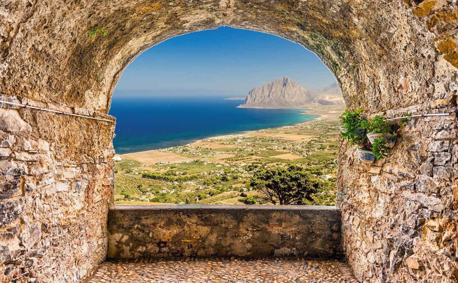 Erice tra i 10 borghi italiani che all'inizio della primavera diventano ...