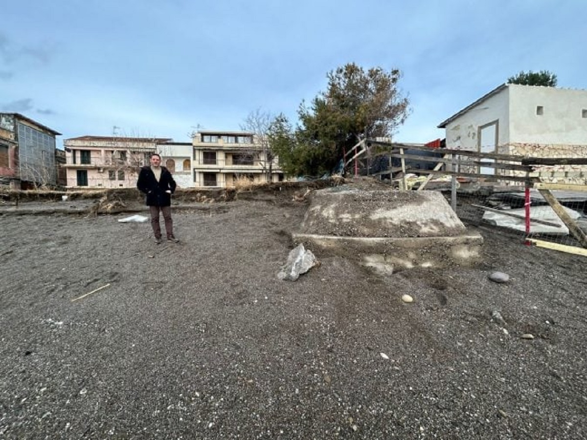 A Mascali la mareggiata riporta alla luce i resti della seconda guerra ...