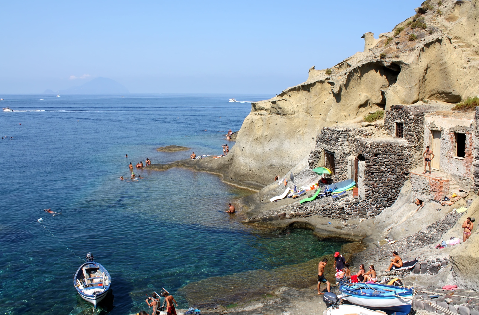 Scopri la bellezza nascosta della Spiaggia di Pollara