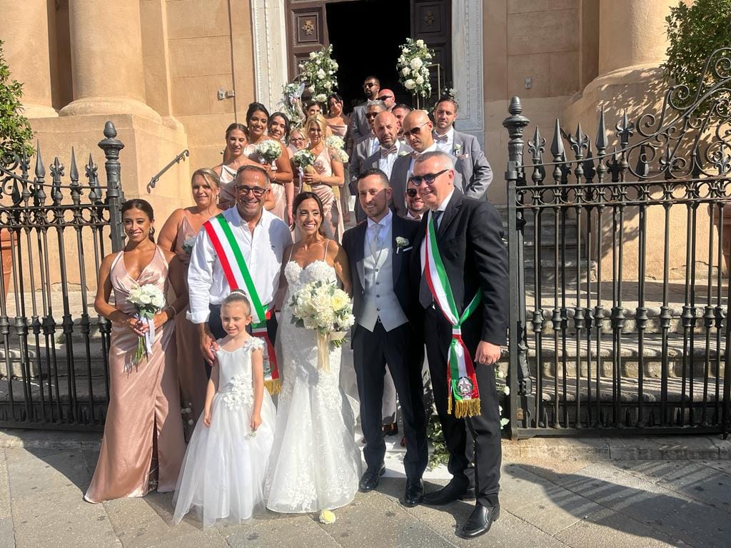 Nozze americane a Terrasini: cento invitati e sposi sul carretto siciliano