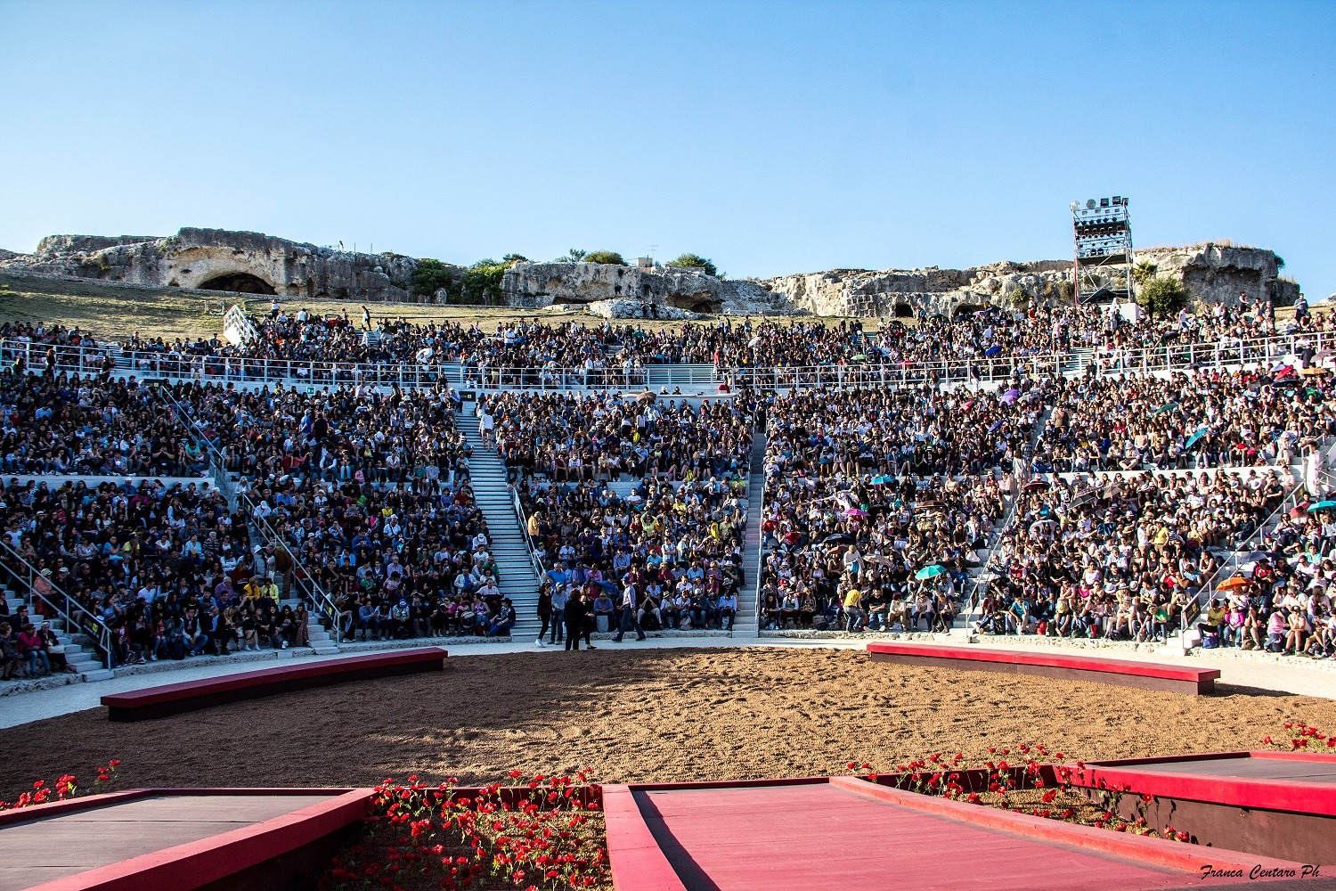TV, su Rai 5 c'è Visioni: protagonista il Festival Teatro Greco di ...