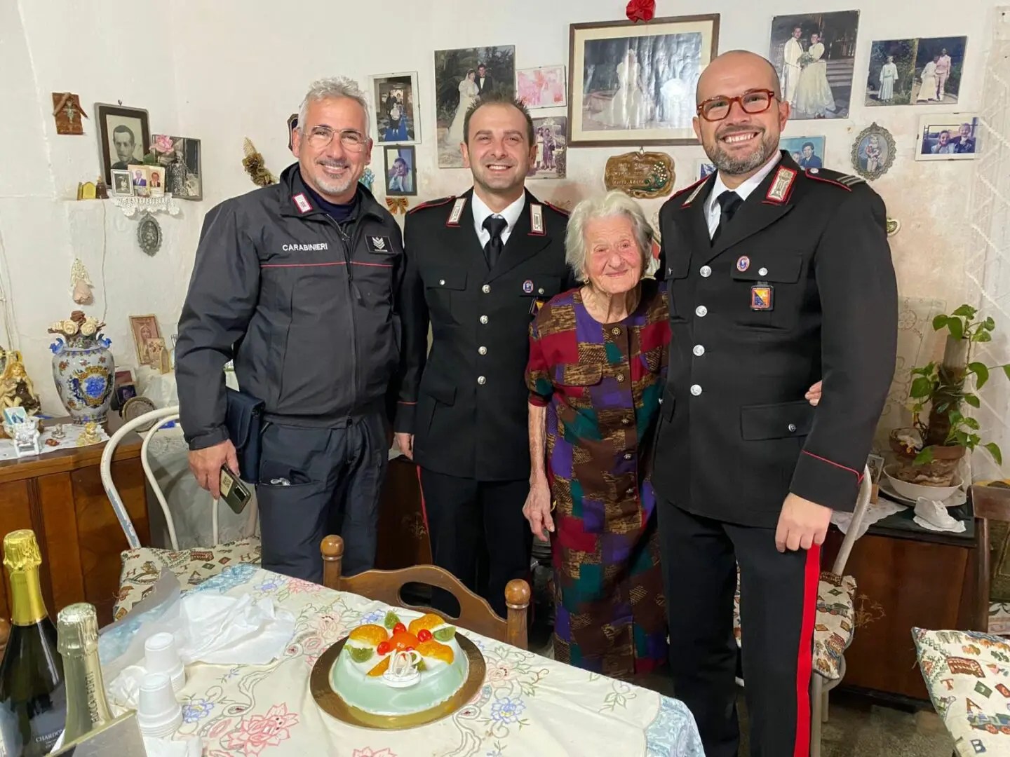 Carabinieri festeggiano Zia Rosina, la più anziana di Favignana