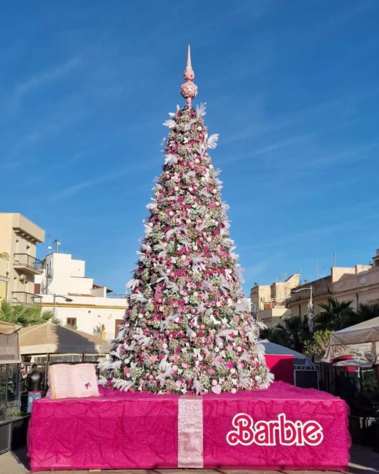 A Terrasini l'albero di Natale è rosa a sostegno delle donne