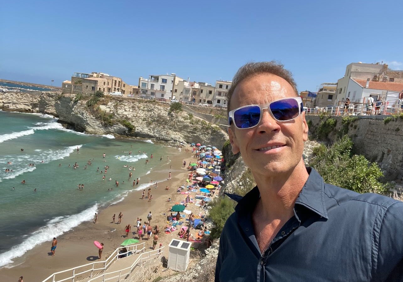 Rocco Siffredi a Terrasini, selfie con la spiaggia della Praiola: "Che ...