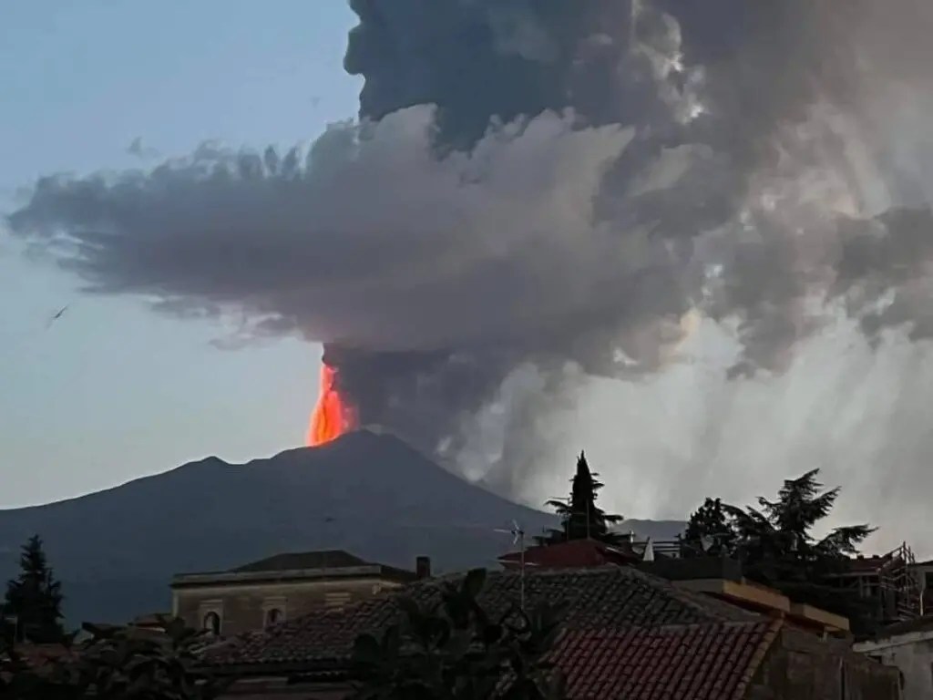 Etna, fontana di lava e nube alta 10 KM: la situazione