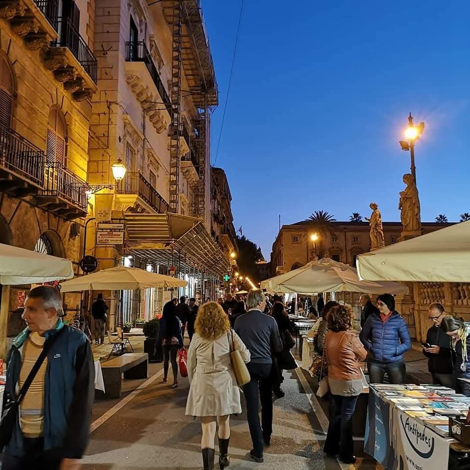 La Via dei Librai 2025, successo per la decima edizione che affolla il ...