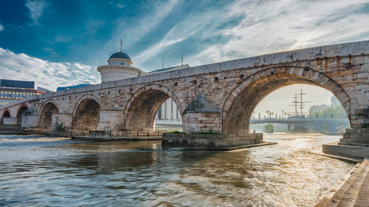 Hai mai visto il fiume Vardar? Ora puoi farlo con il nuovo volo Wizz ...